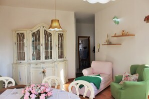 Apartamento, 2 quartos | Área de estar | TV