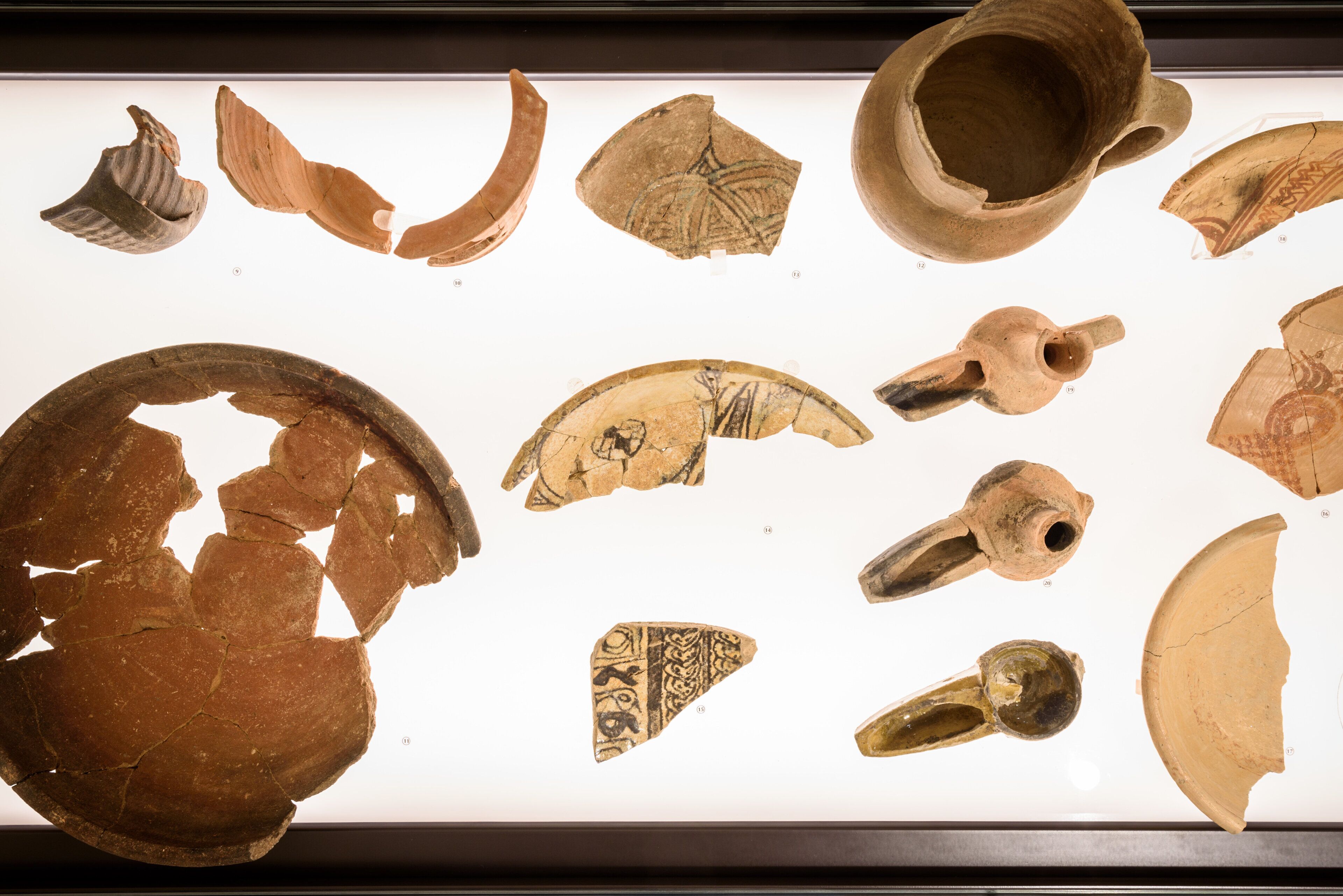 Uma coleção de artefatos de cerâmica antiga expostos em um museu.