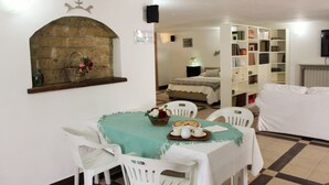 Apartamento, 1 quarto | Kitchenette privada | Um frigorífico, um micro-ondas (a pedido), uma placa de cozinha