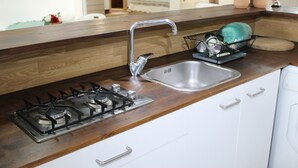 Apartamento, 1 quarto | Kitchenette privada | Um frigorífico, um micro-ondas (a pedido), uma placa de cozinha