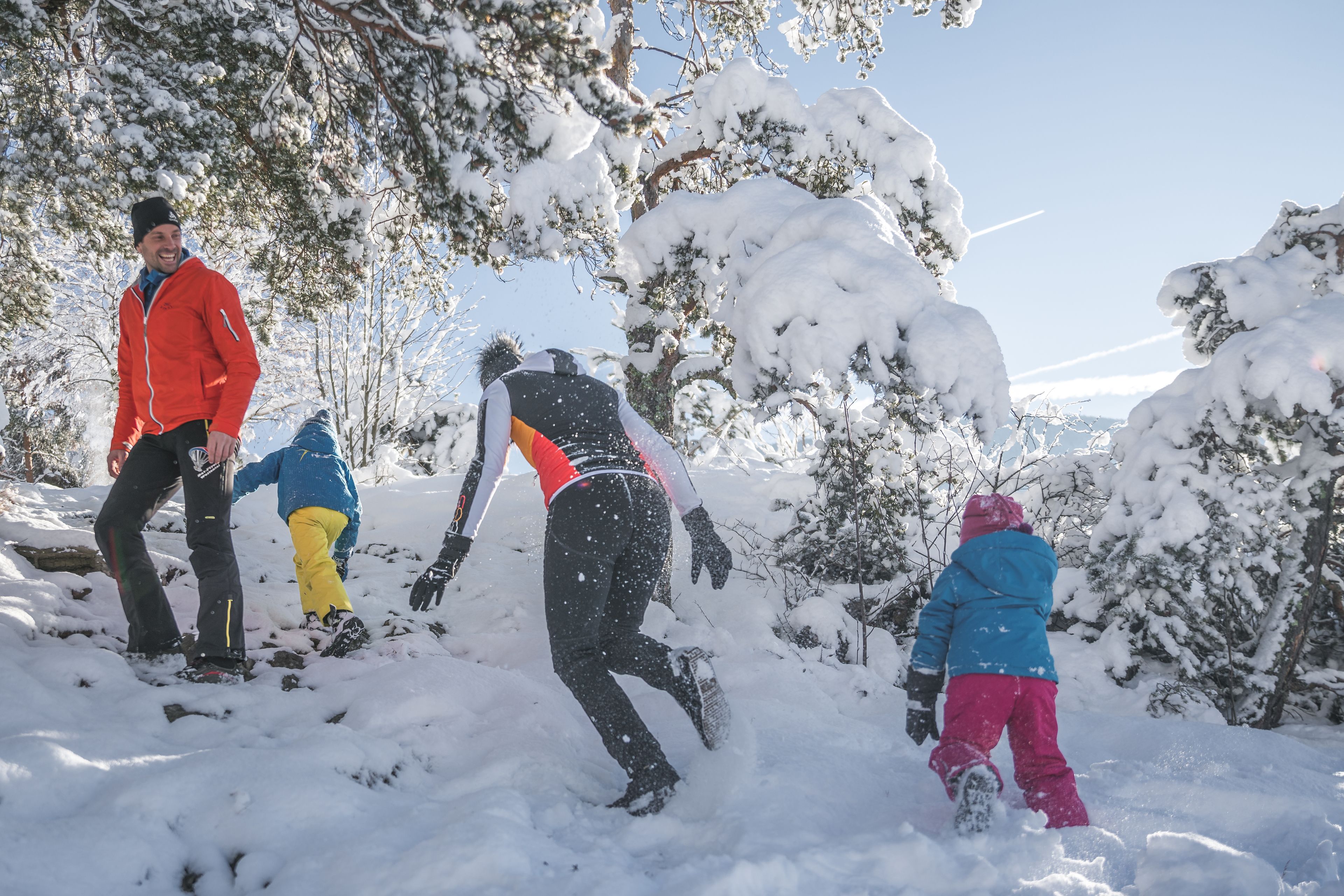 Um grupo de pessoas em um ambiente nevado ao ar livre.