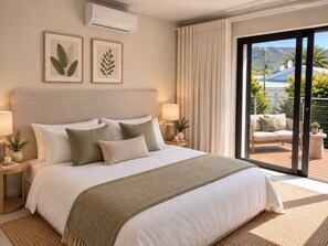 Quarto de hotel com cama grande, duas luminárias de cabeceira, vista para o exterior e ar-condicionado instalado no teto.