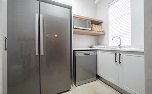 Casa superluxo, 4 quartos | Cozinha privada | Geladeira grande, micro-ondas, fogão, cooktop