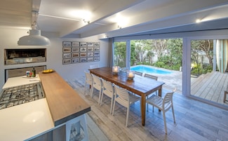 Casa de Luxo, 4 quartos | Cozinha privada | Um frigorífico/congelador grande, um micro-ondas, um forno
