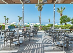 2 restaurantes, é servido café da manhã