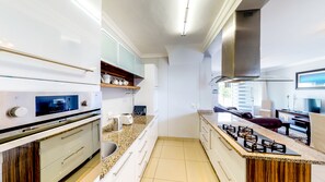 Casa de Luxo, 4 quartos, não fumadores, vista para a montanha | Cozinha privada | Um frigorífico, um micro-ondas, um forno, uma placa de cozinha 
