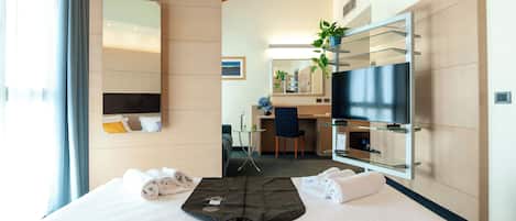 Suite, banheira de hidromassagem | Minibar, cofre no quarto, secretária, cortinas/cortinados opacos