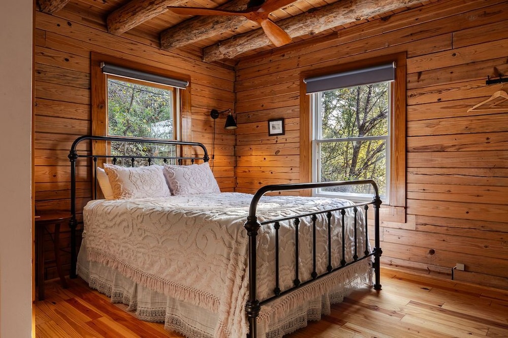 Gorgeous Log Home On Private Acres - Wimberley, TX