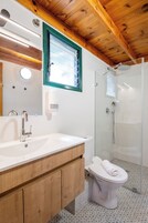 Cabana de Madeira Familiar, 1 quarto | Casa de banho | Um polibã, artigos de higiene pessoal grátis, toalhas fornecidas 