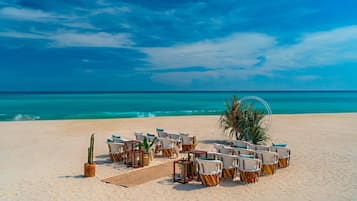 Na praia, toldos de praia (sobretaxa), snorkel, bares na praia