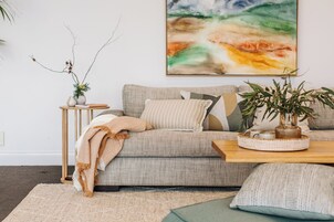 Casa de Férias, 3 quartos, banheira de hidromassagem grande (Georgian) | Sala de estar | Televisor de ecrã plano de 3 cm com canais digitais, Smart TV 