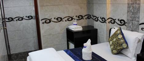 Quarto solteiro | Escrivaninha, quartos à prova de som, ferros/tábuas de passar roupa