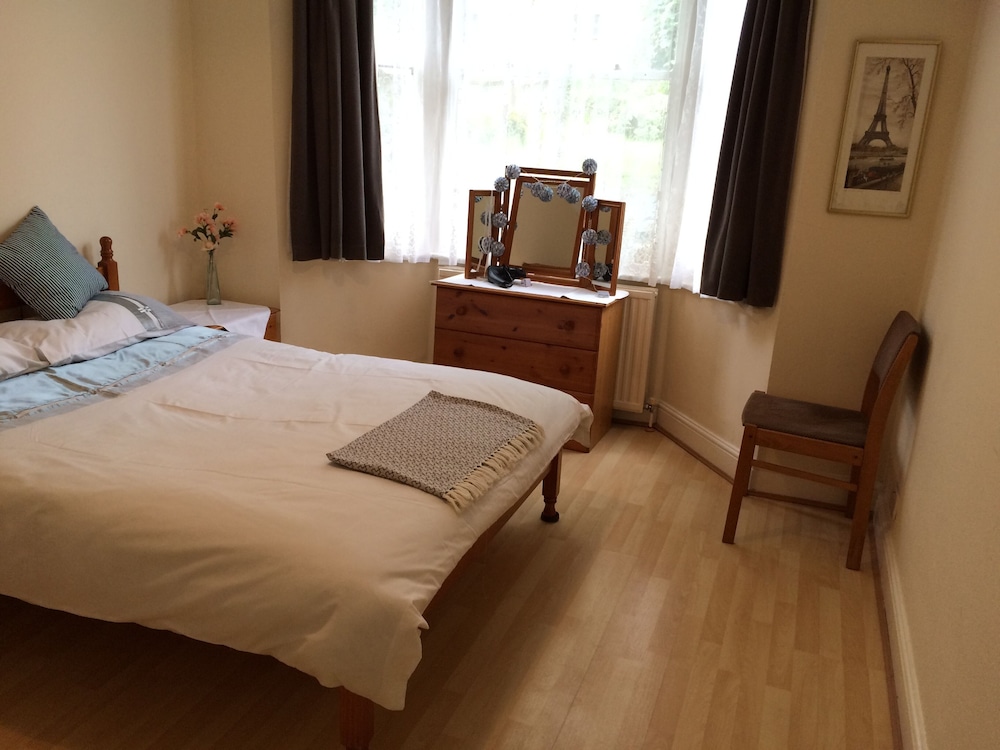 Charming, Spacious, 2 Bedroom Apartment - Elizabeth & Central Lines - 倫敦