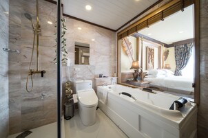 Grand Deluxe Room | Casa de banho | Um polibã e uma banheira separados, um chuveiro fixo 