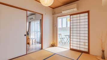 Apartamento família, 3 quartos | Escrivaninha, espaço de trabalho para notebook, cortinas blackout