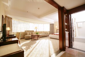 Quarto Duplo Deluxe | Minibar, cofre no quarto, secretária, cortinas/cortinados opacos