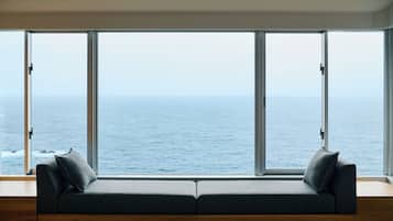 Quarto duplo premium, várias camas, para não fumantes, vista para o oceano | Vista para praia/oceano