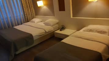 Roupas de cama premium, cofres nos quartos, escrivaninha