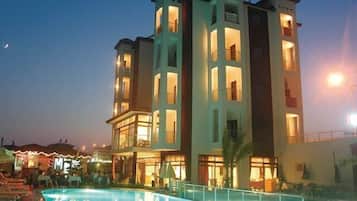 Fachada do alojamento (tarde/noite)