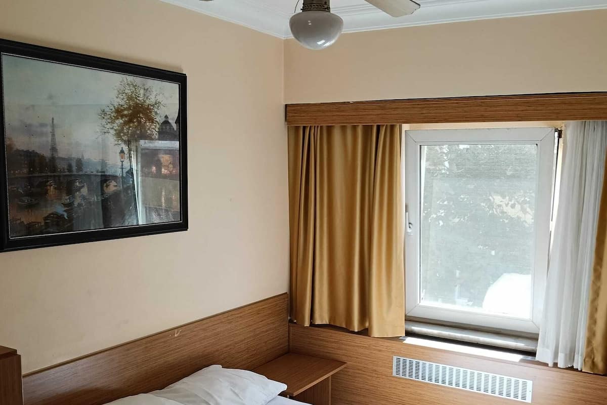 Quarto Individual Económico | Roupa de alta qualidade, Wi-fi grátis, roupa de cama fornecida 
