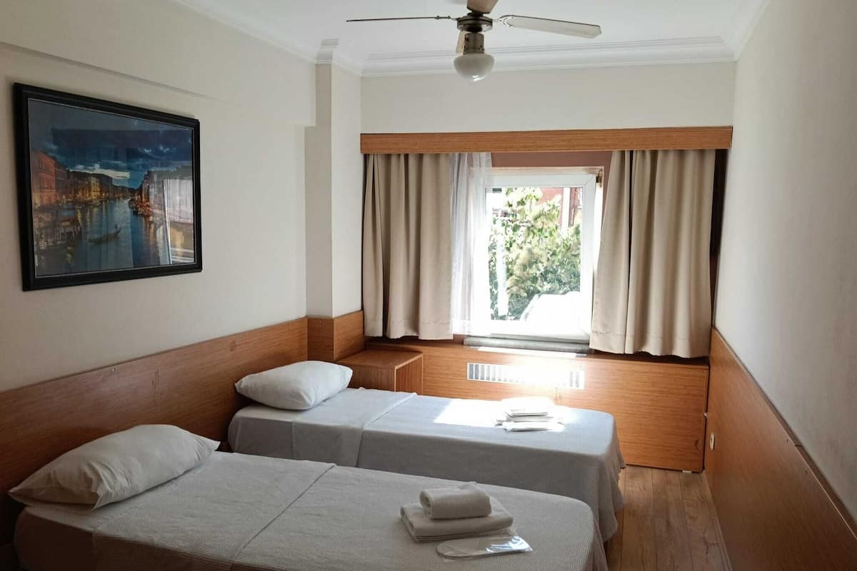 Quarto Twin | Roupa de alta qualidade, Wi-fi grátis, roupa de cama fornecida 