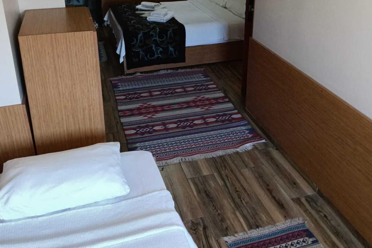 Quarto Duplo Familiar | Roupa de alta qualidade, Wi-fi grátis, roupa de cama fornecida 