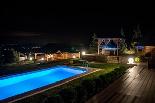 Piscina externa sazonal, espreguiçadeiras