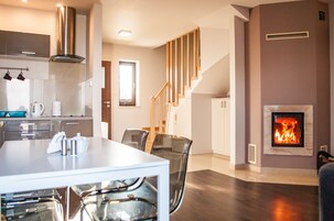 TV de tela plana, lareira