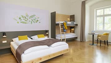 Roupas de cama premium, cofres nos quartos, escrivaninha