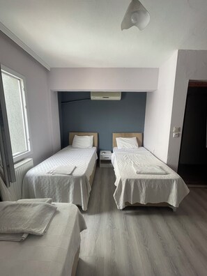 Quarto Triplo Clássico | Secretária, Wi-fi grátis, roupa de cama fornecida 