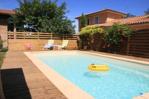 Piscina exterior, espreguiçadeiras