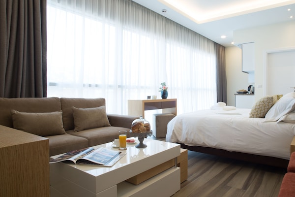 Estúdio, 1 cama de casal ou 2 camas individuais | Sala | Televisor LED de 40 polegadas com canais por cabo, televisor