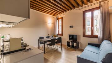 Apartamento luxo, 2 quartos (2 floor) | Área de estar | TV de tela plana