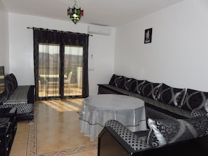 Apartamento luxo, 2 quartos, terraço, vista para a montanha | Sala de estar | TV de tela plana