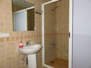 Apartamento luxo, 2 quartos, terraço, vista para a montanha | Banheiro | Chuveiro, secador de cabelo, toalhas de banho 