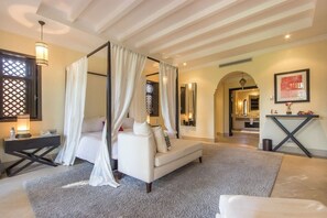 Villa de Luxo, vista para a piscina | 5 quartos, roupa de alta qualidade, cofre no quarto, secretária 
