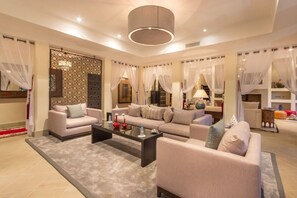 Villa de Luxo, vista para a piscina | Sala | Televisor plasma de 60 polegadas com canais via satélite, televisor 