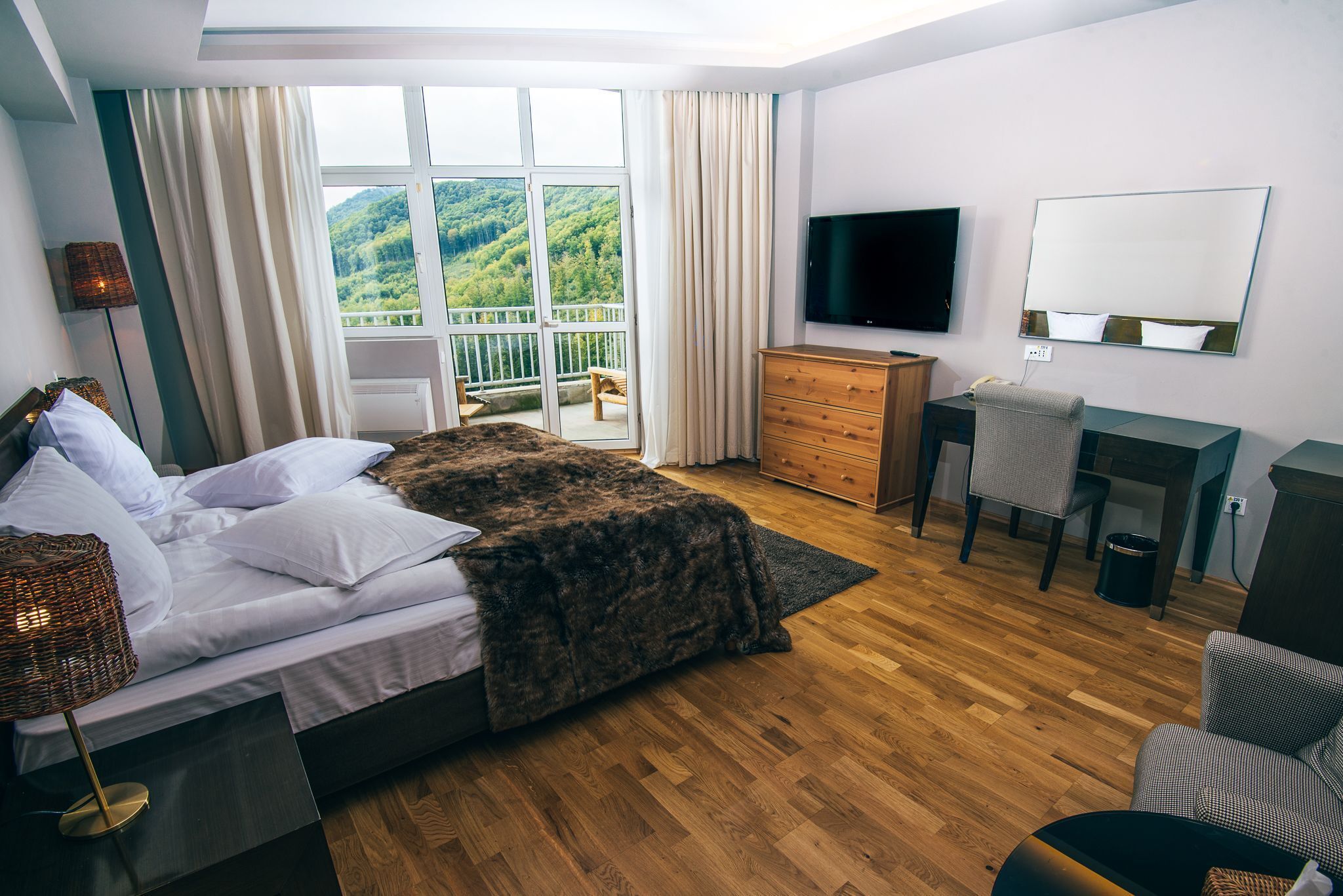 Minibar grátis, cofre no quarto, secretária 
