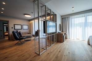 Apartamento luxo, 2 quartos | Área de estar | TV de tela plana