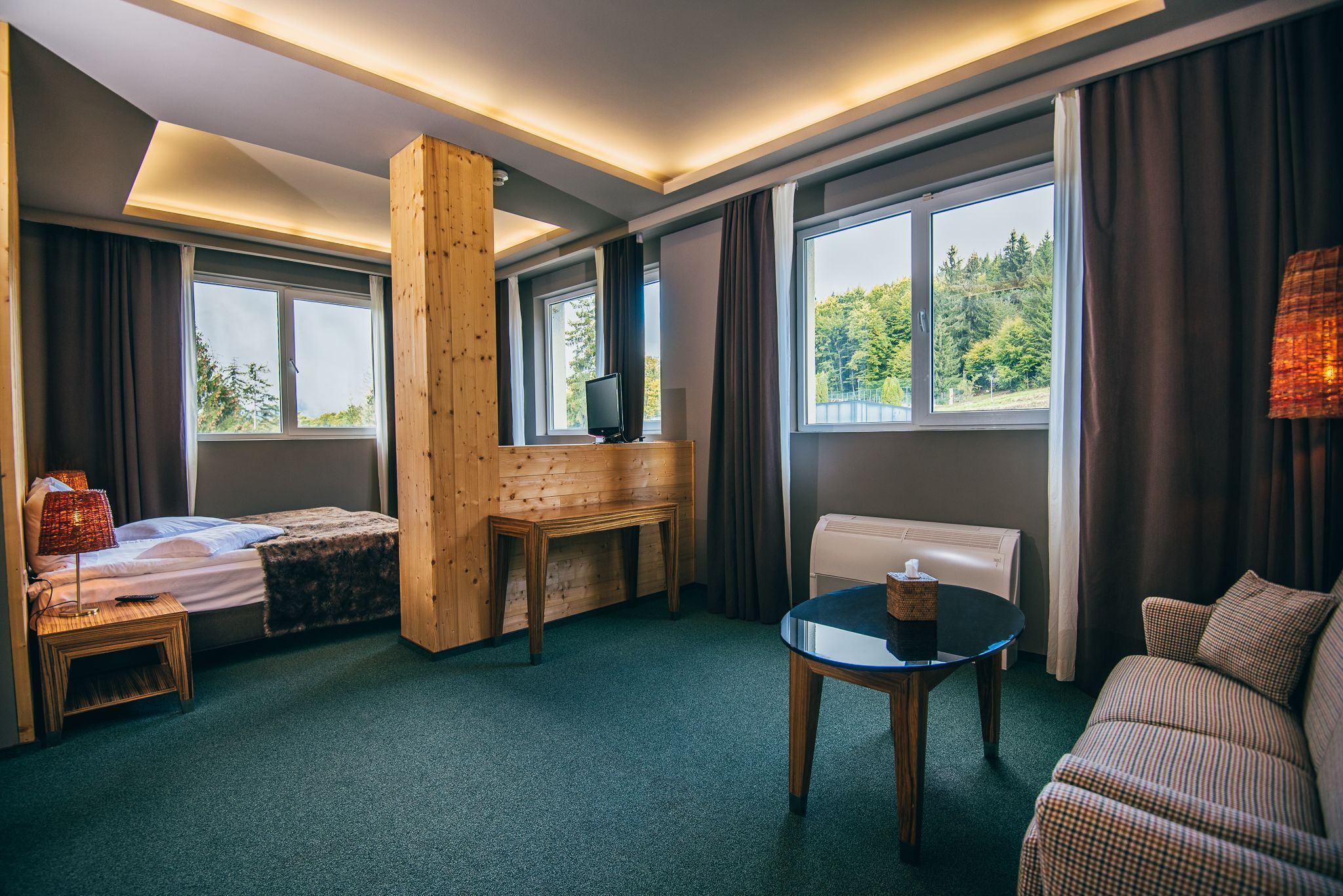 Minibar grátis, cofre no quarto, secretária 