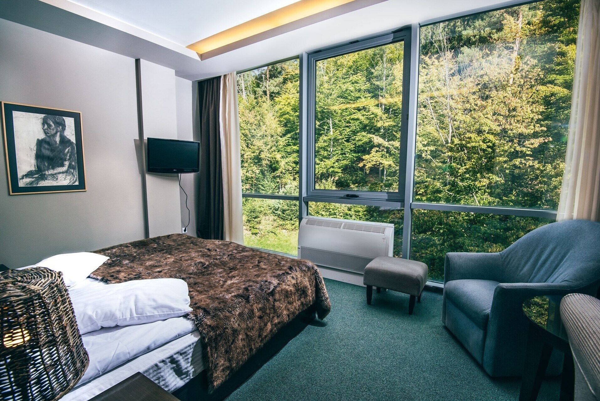 Minibar grátis, cofre no quarto, secretária 