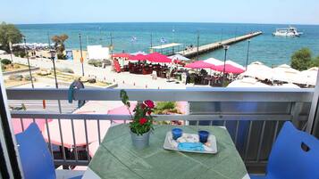 Quarto Duplo Superior, vista para o mar | Cofre no quarto, secretária