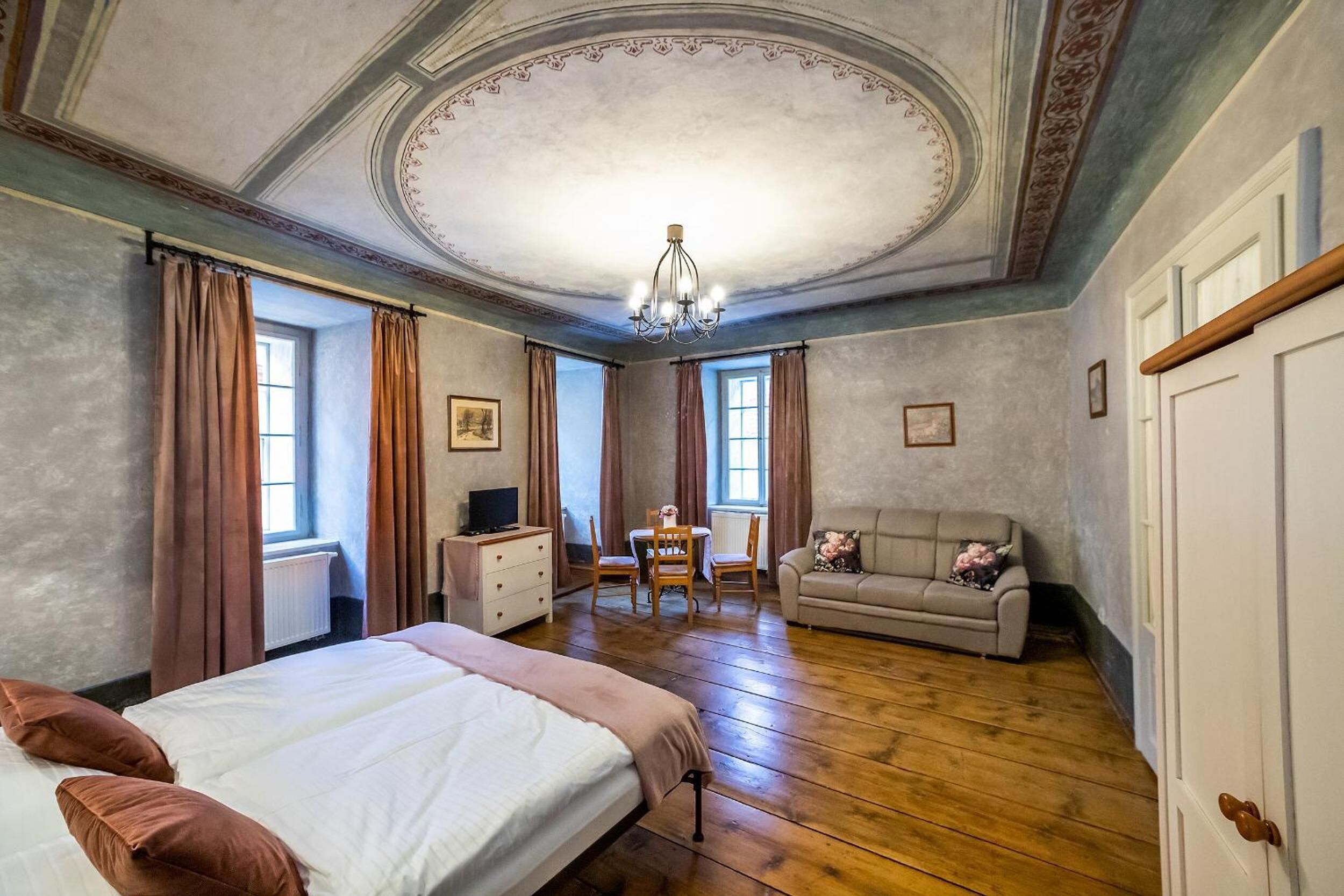 1 quarto, minibar, com decoração personalizada 