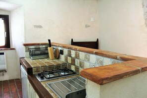 Apartamento, 1 quarto | Kitchenette privada | Um frigorífico, uma placa de cozinha, utensílios de cozinha 