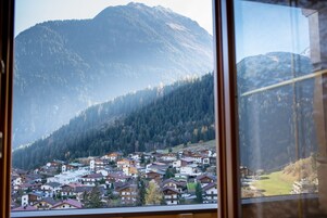 Suíte, sacada, vista para a montanha | Vista do quarto