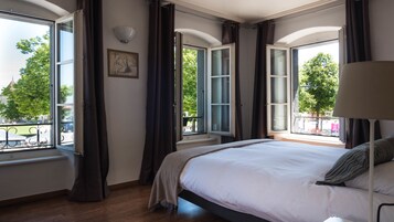 Quarto com cama, janela e vista para o exterior.