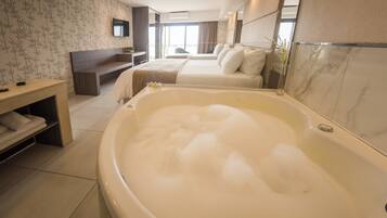 Suite Superior con Jacuzzi | Roupas de cama premium, edredons de pluma, frigobar, cofres nos quartos