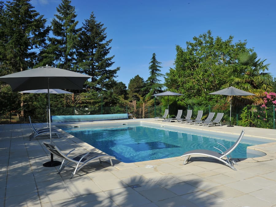 Piscina externa sazonal, funciona das 10h às 21h, espreguiçadeiras