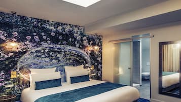 Roupas de cama premium, cofres nos quartos, escrivaninha