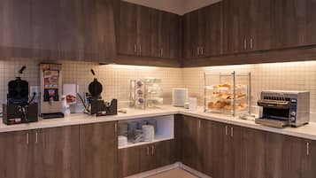 Café da manhã com buffet grátis todos os dias